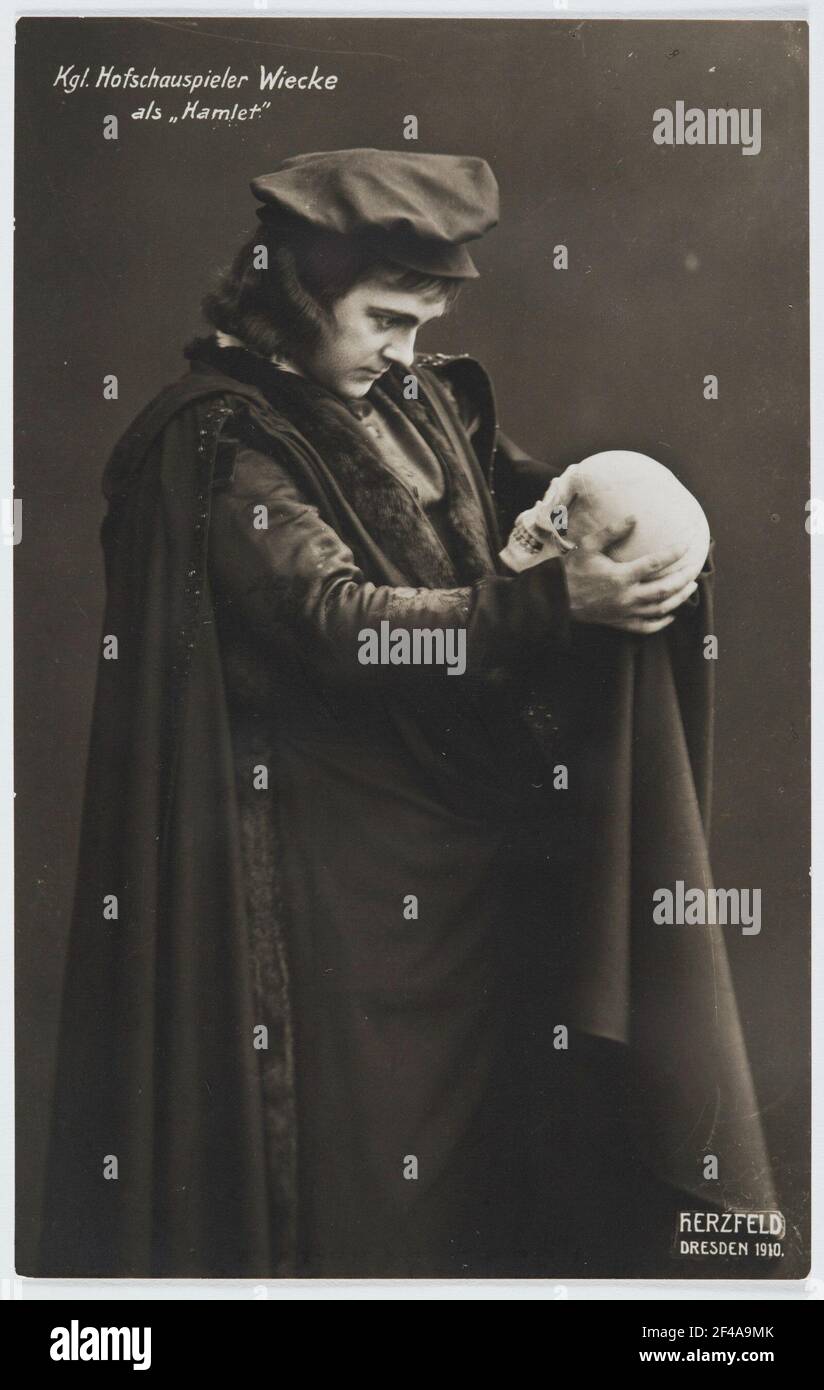 Actors playing hamlet hi-res stock photography and images - Alamy