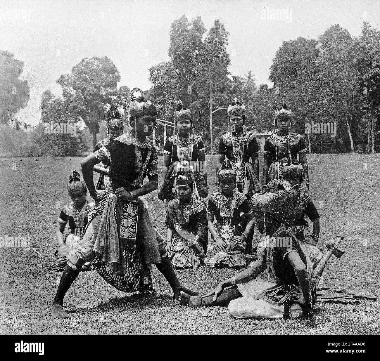 Java (Indonesia). Wayang Wong ("Schattentheater"), posing for the ...