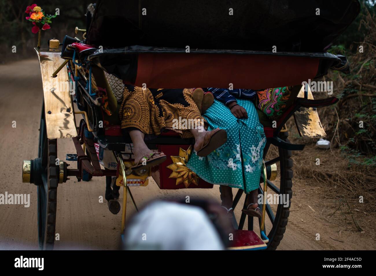 Longyi and myanmar hi-res stock photography and images - Alamy