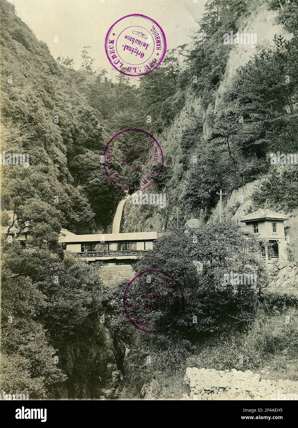 Honsh? Nunobiki waterfall at Kobe with covered bridge and buildings on ...
