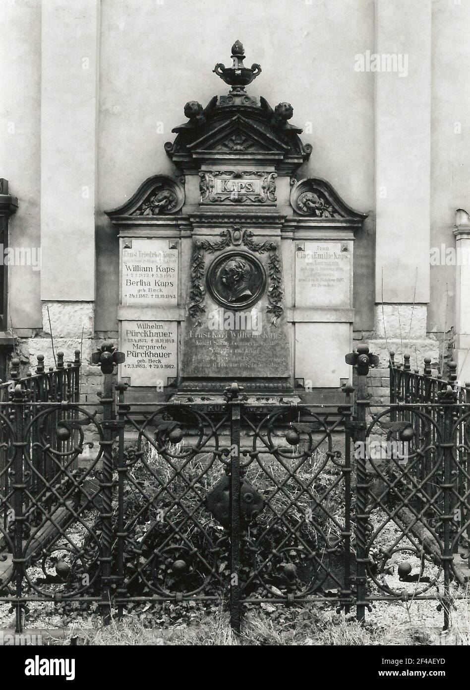 Wall tomb of the family caps. Sandstone, bronze. Around 1890. Dresden ...