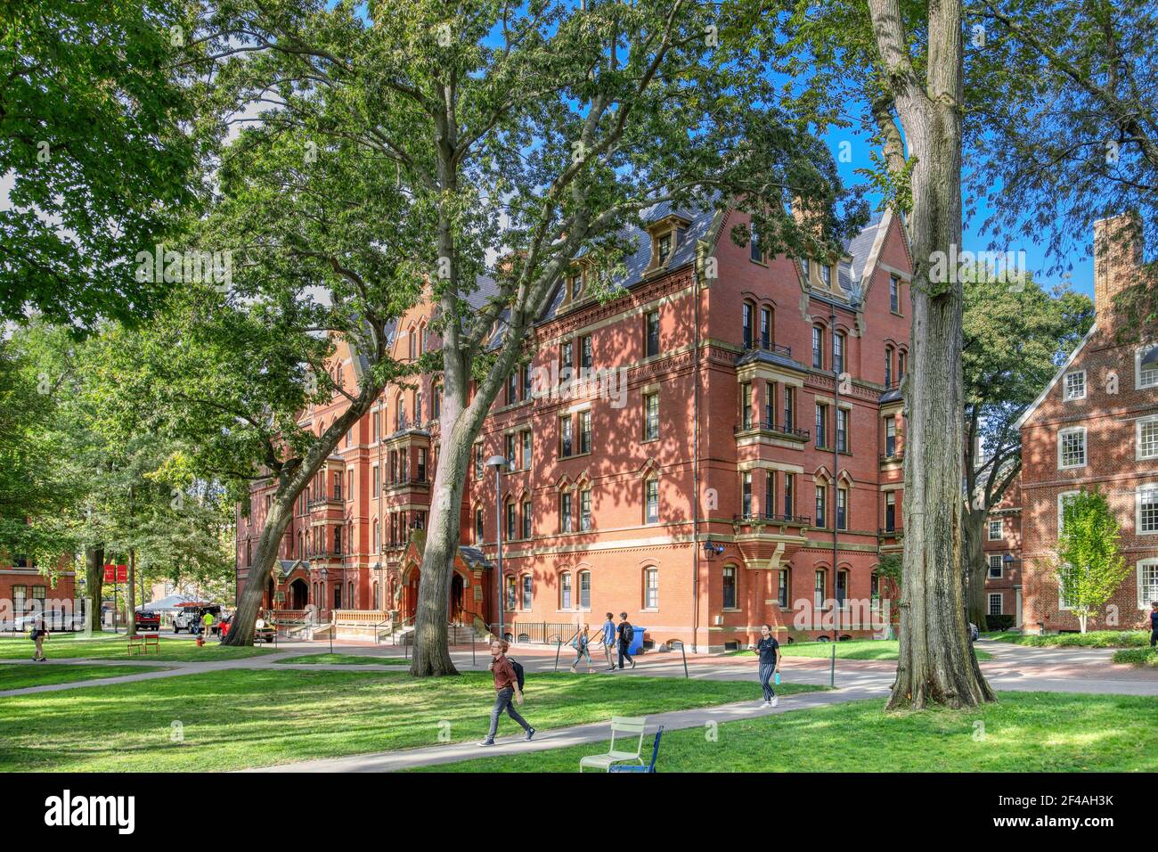 College first year campus hi-res stock photography and images - Alamy