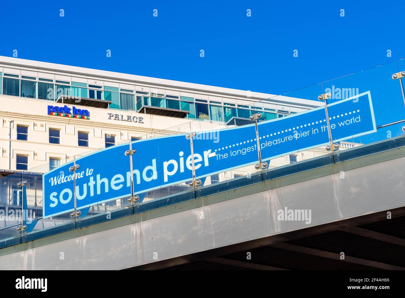 Hotel welcome sign hi-res stock photography and images - Alamy