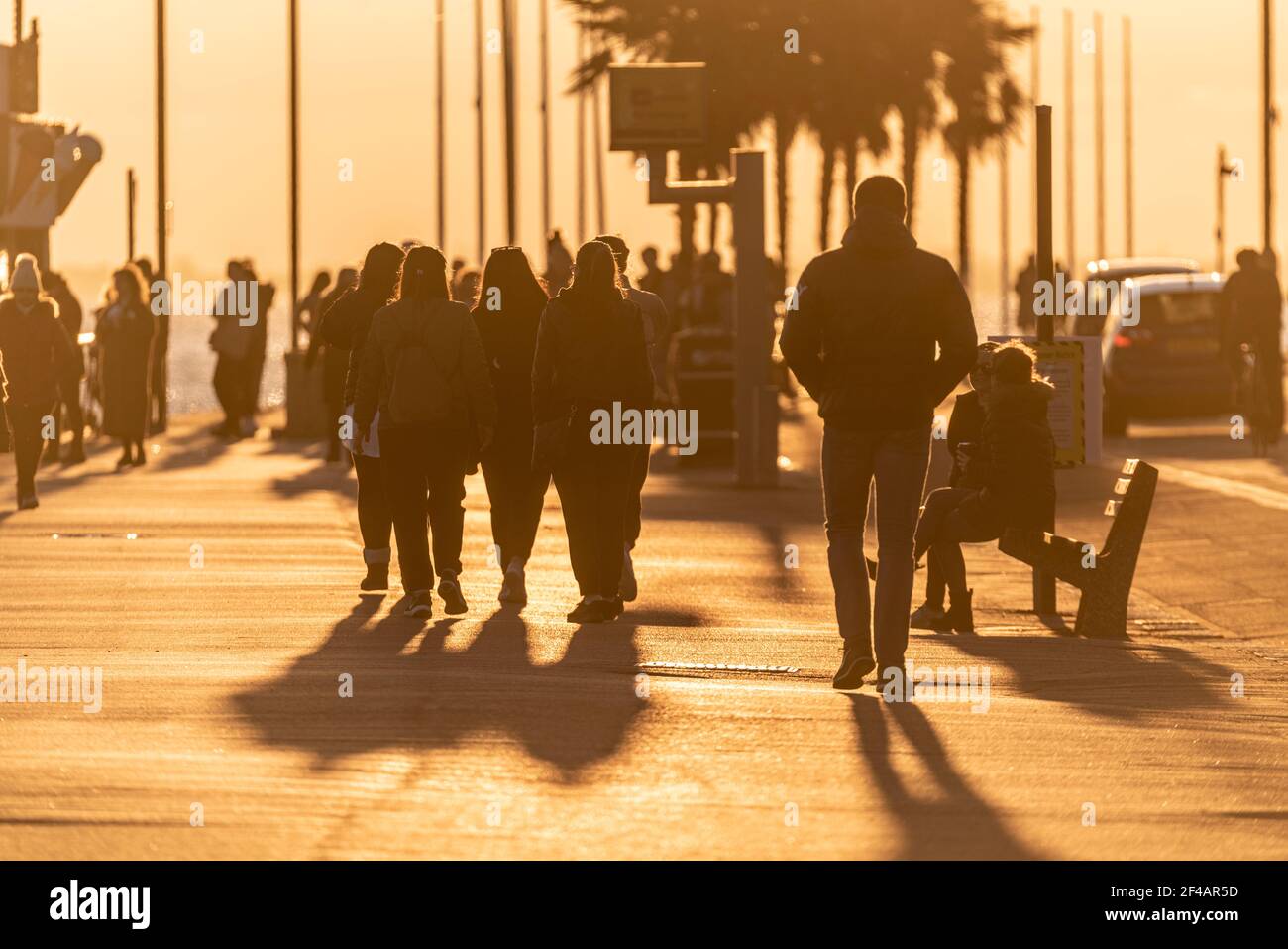 Uk sunset people walking silhouette hi-res stock photography and images ...