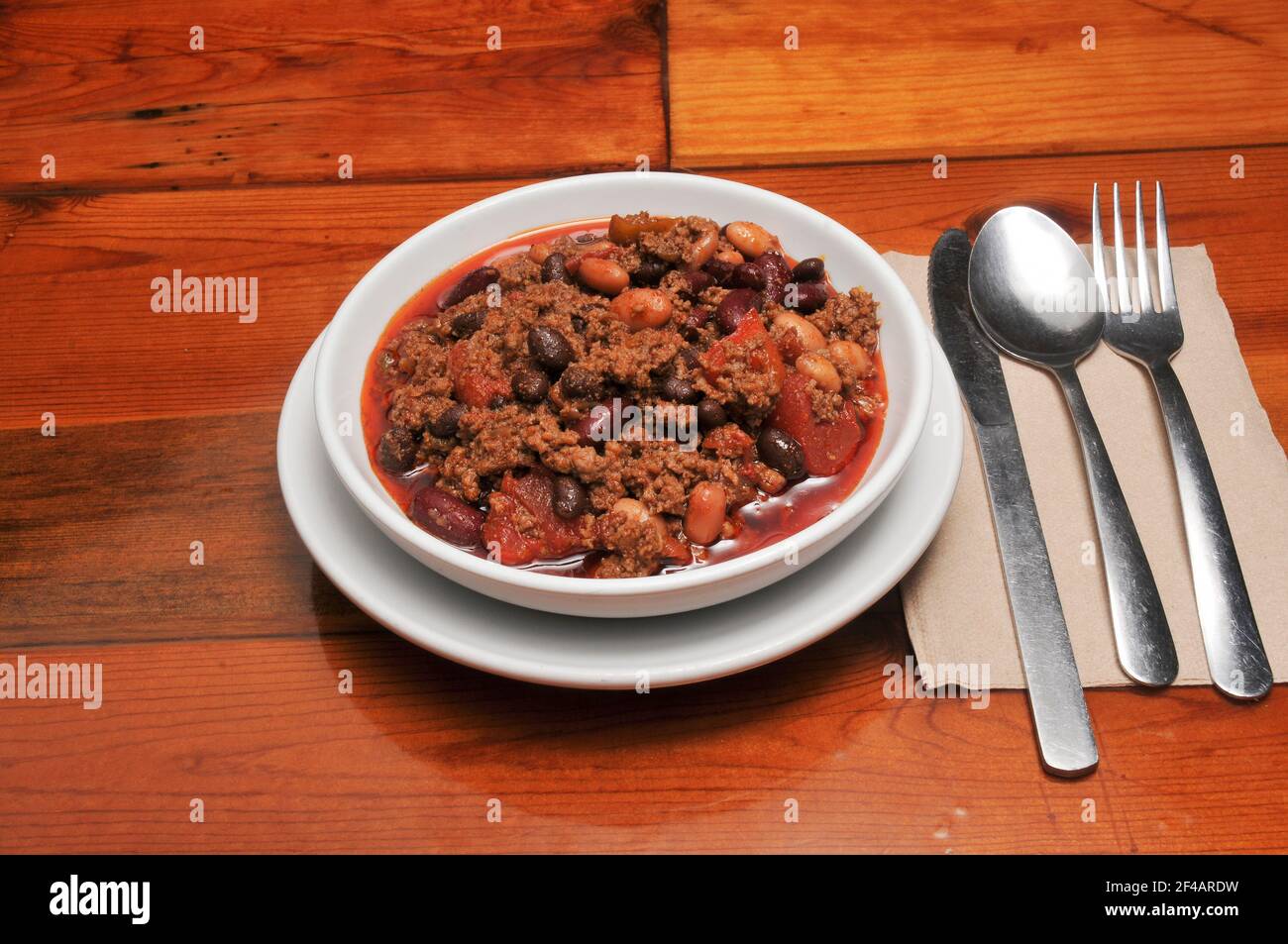 Delicious bowl of traditional piping hot chili Stock Photo - Alamy