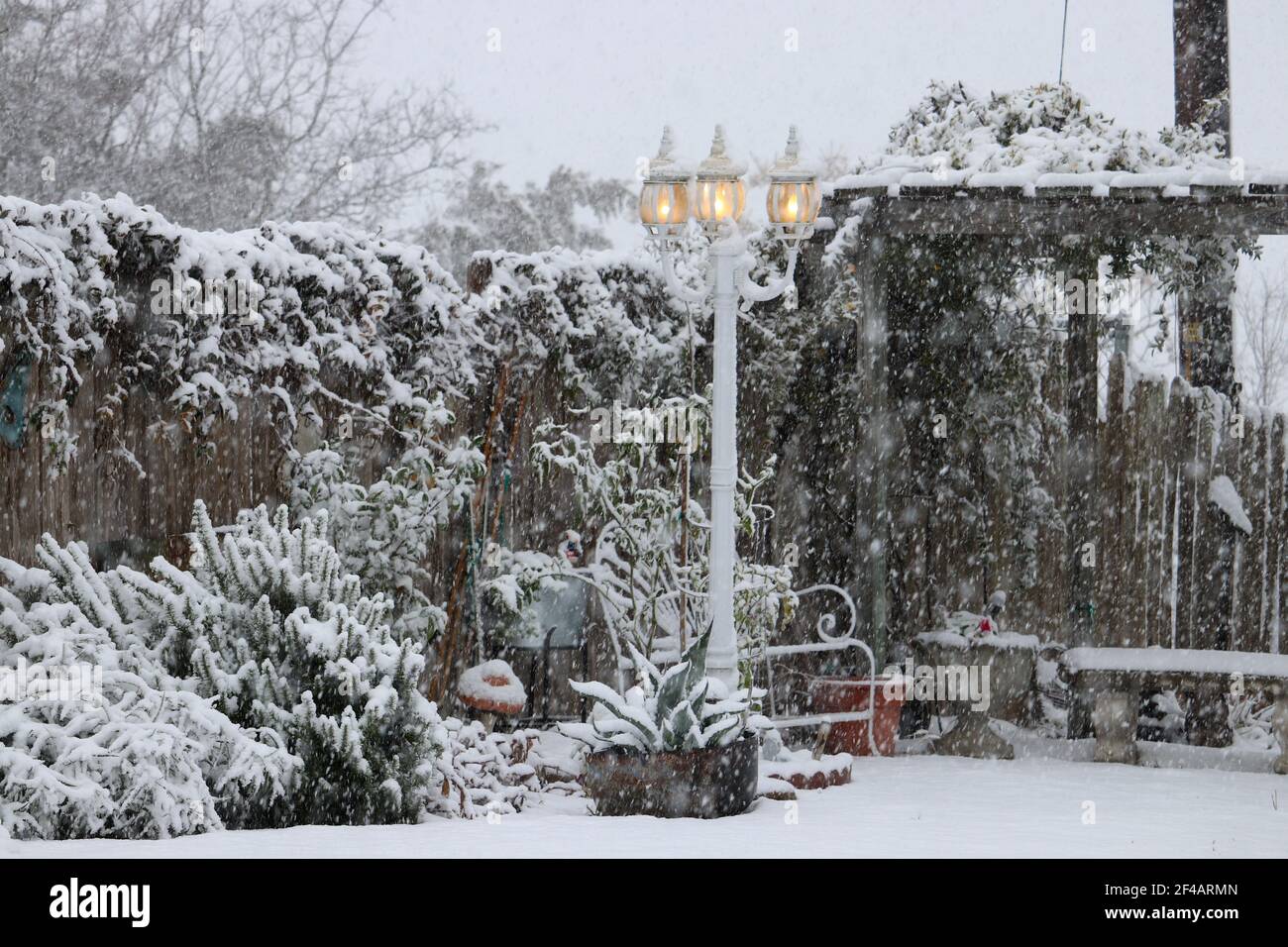 Lamp post snow hi-res stock photography and images - Alamy