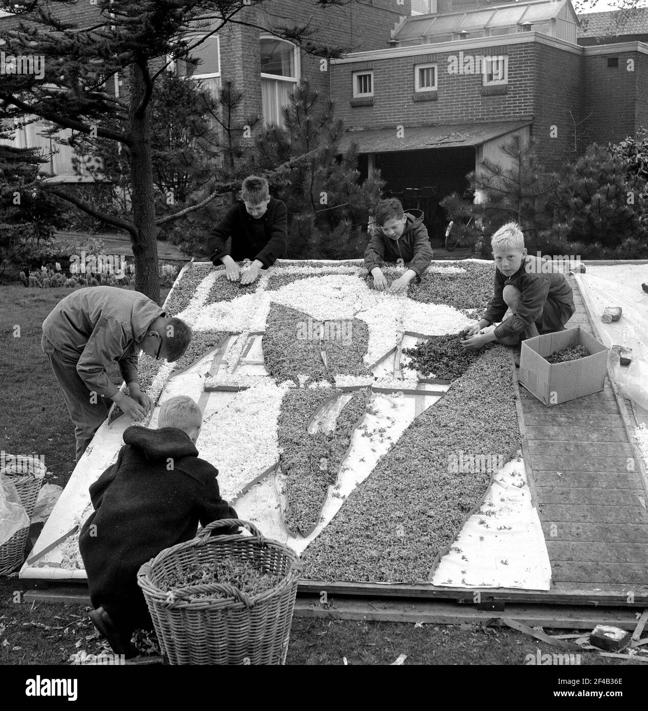 Parade float making hi-res stock photography and images - Alamy