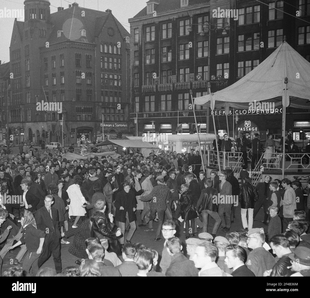 Dance party at the dam hi-res stock photography and images - Alamy