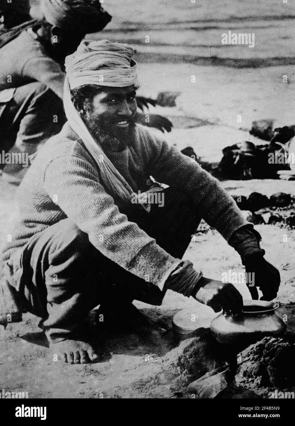 Indian soldier cooking hi-res stock photography and images - Alamy