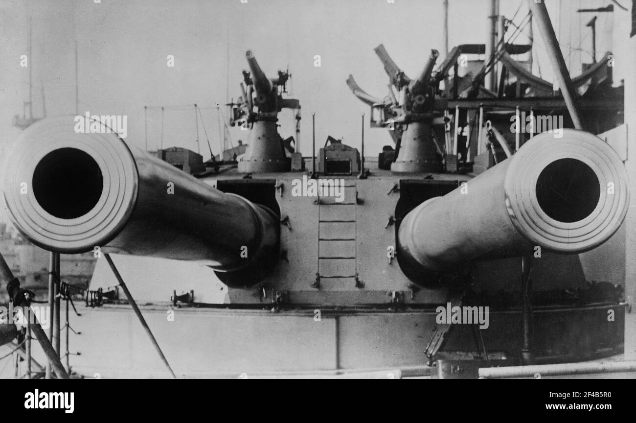 A pair of 12" guns -- Broadside of HMS DREADNOUGHT ca. 1910-1915 Stock ...