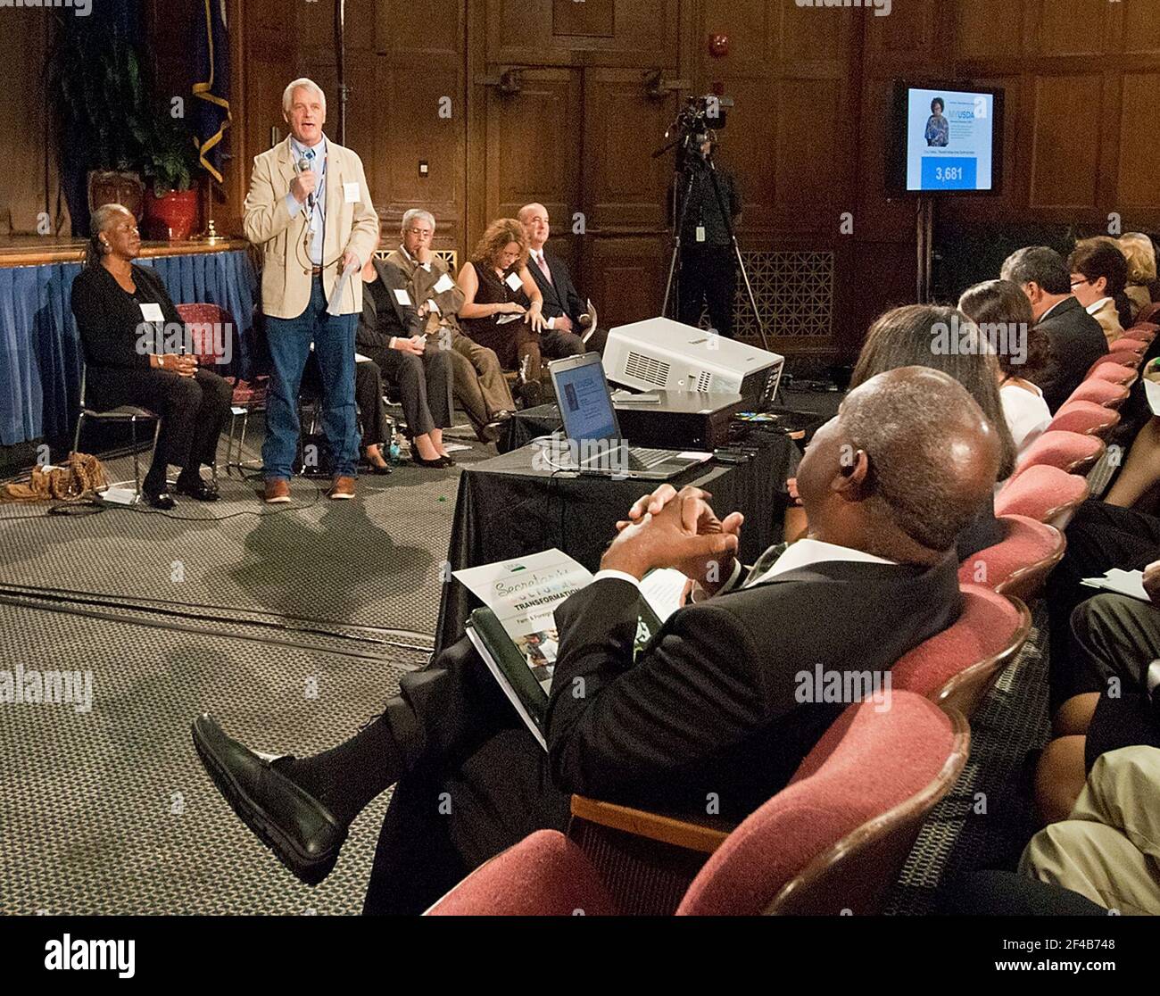 Bruce nelson speaking hi-res stock photography and images - Alamy