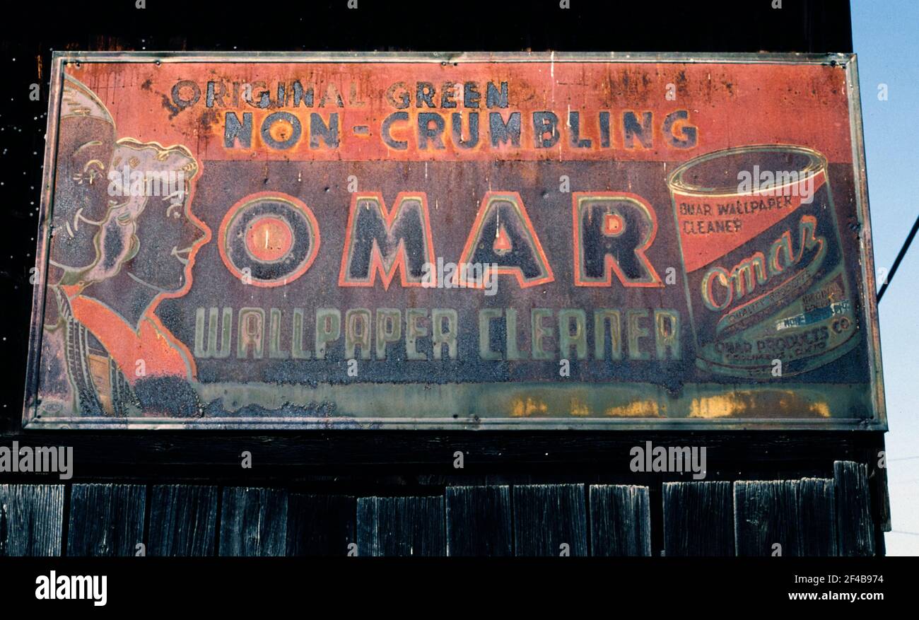Omar wallpaper cleaner hi-res stock photography and images - Alamy