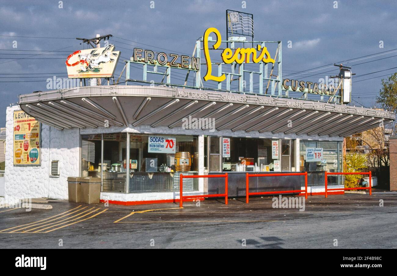 1970s drive in restaurant hi-res stock photography and images - Alamy