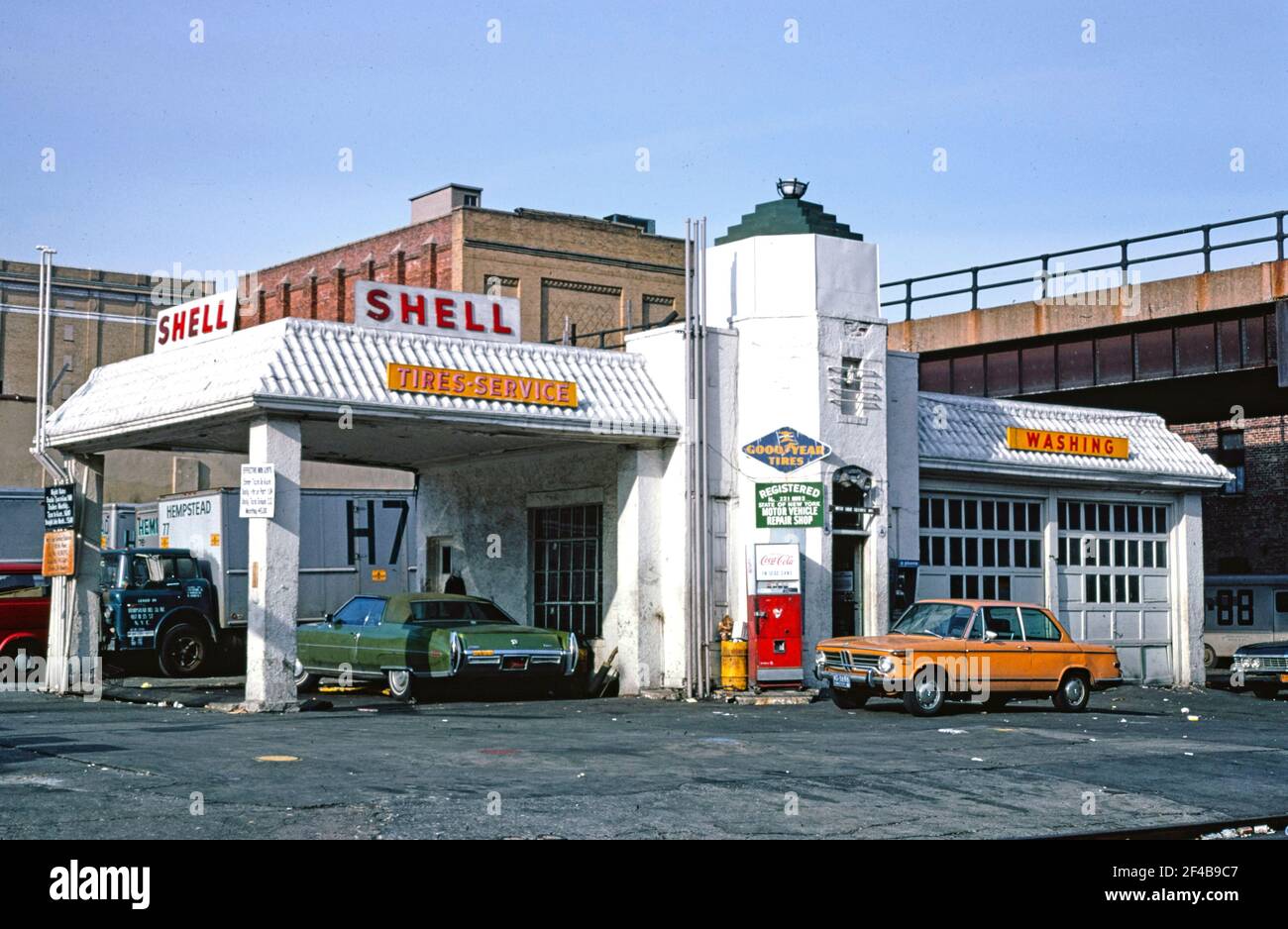 Vintage gas station shell hi-res stock photography and images - Alamy