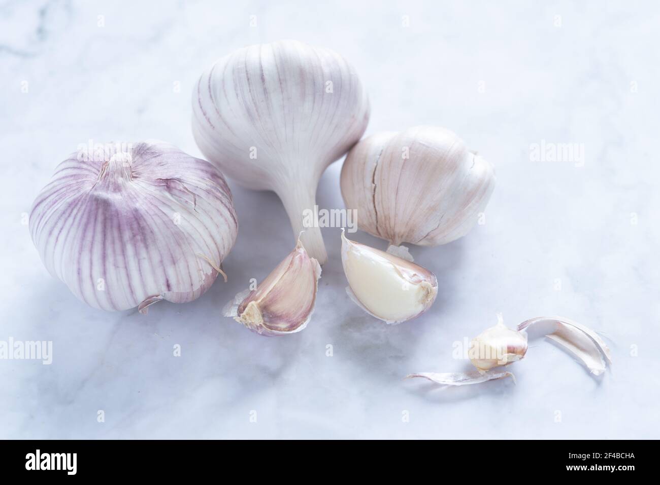 Healthy and nutritious white spicy garlic for cooking Stock Photo - Alamy