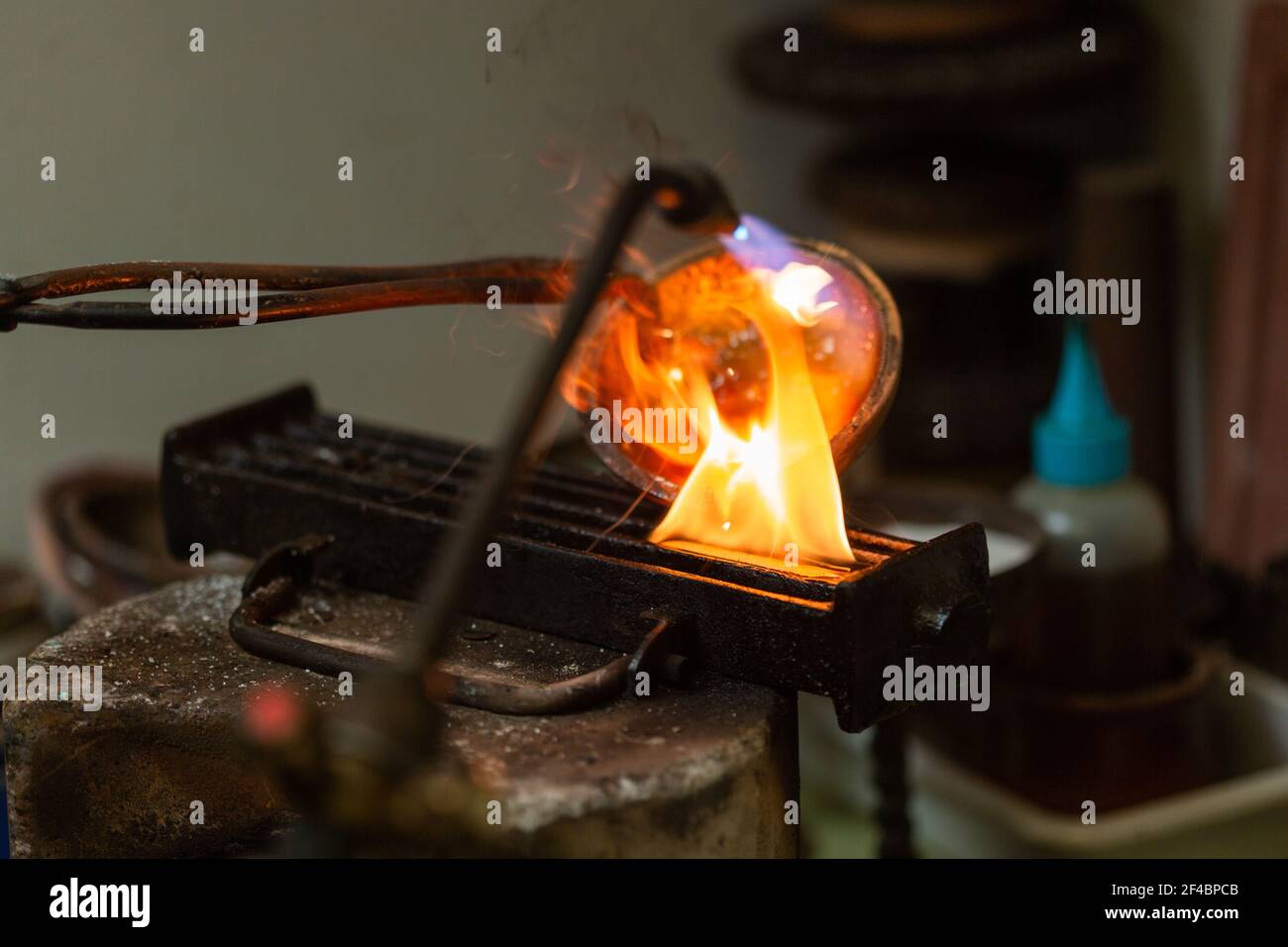 Manual jewelry process hi-res stock photography and images - Alamy