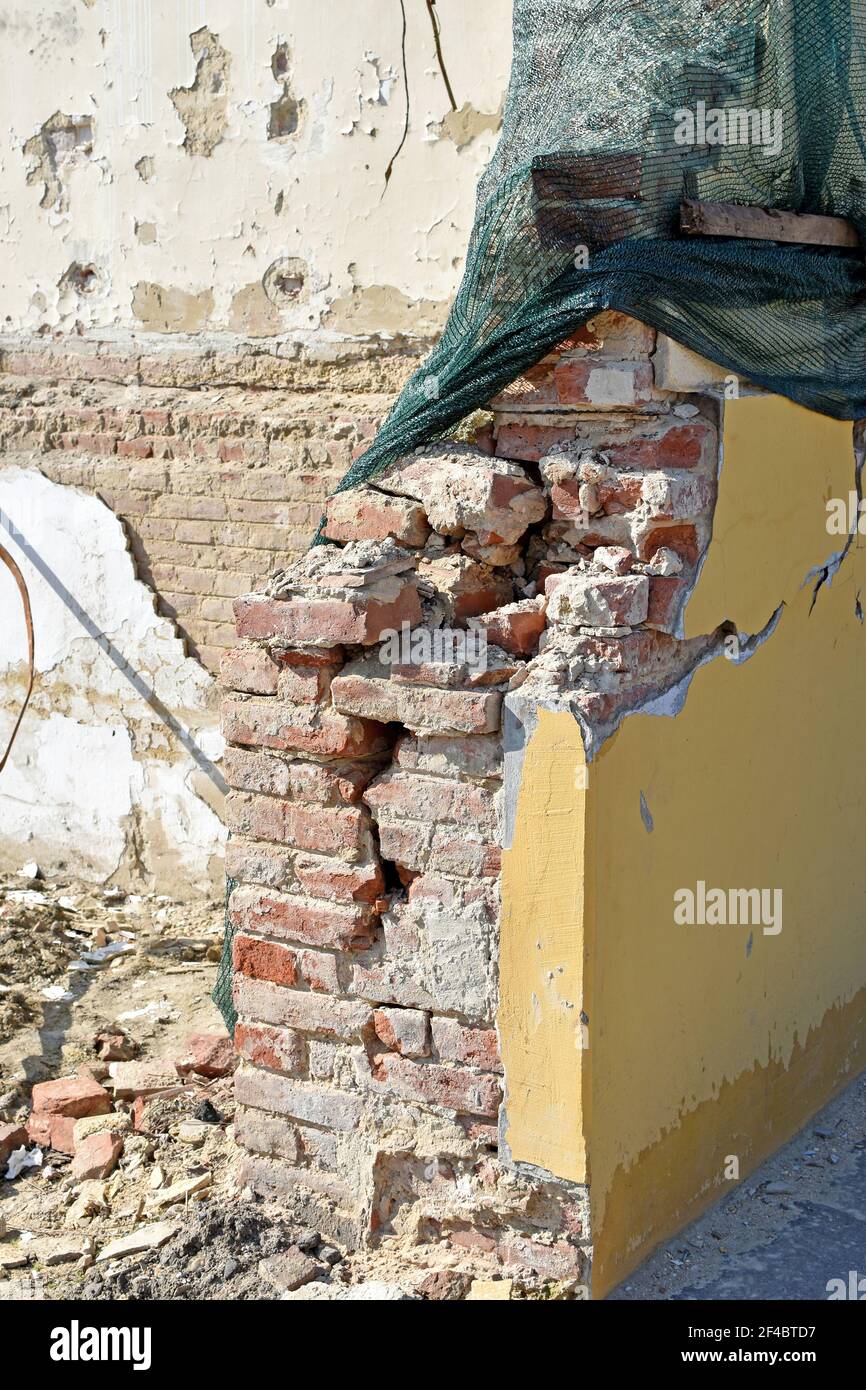 Demolition of an old building in the city Stock Photo - Alamy