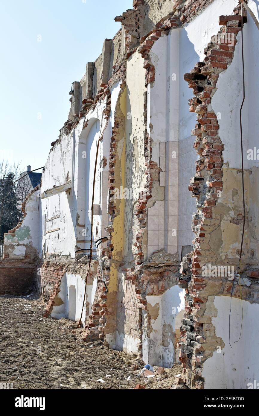 Demolition of an old building in the city Stock Photo - Alamy