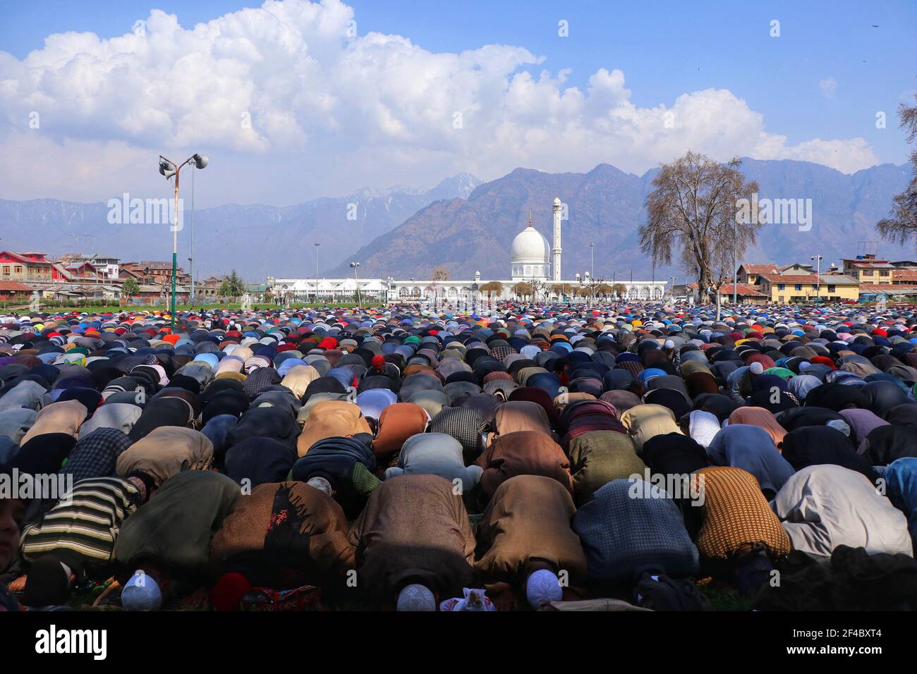 Dargah hazratbal shrine hi-res stock photography and images - Alamy