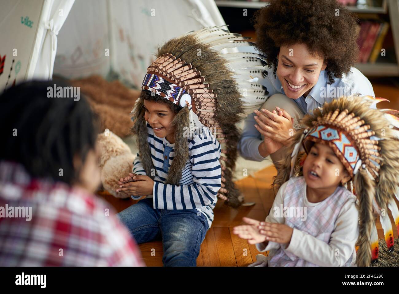Kids clapping hands hi-res stock photography and images - Alamy