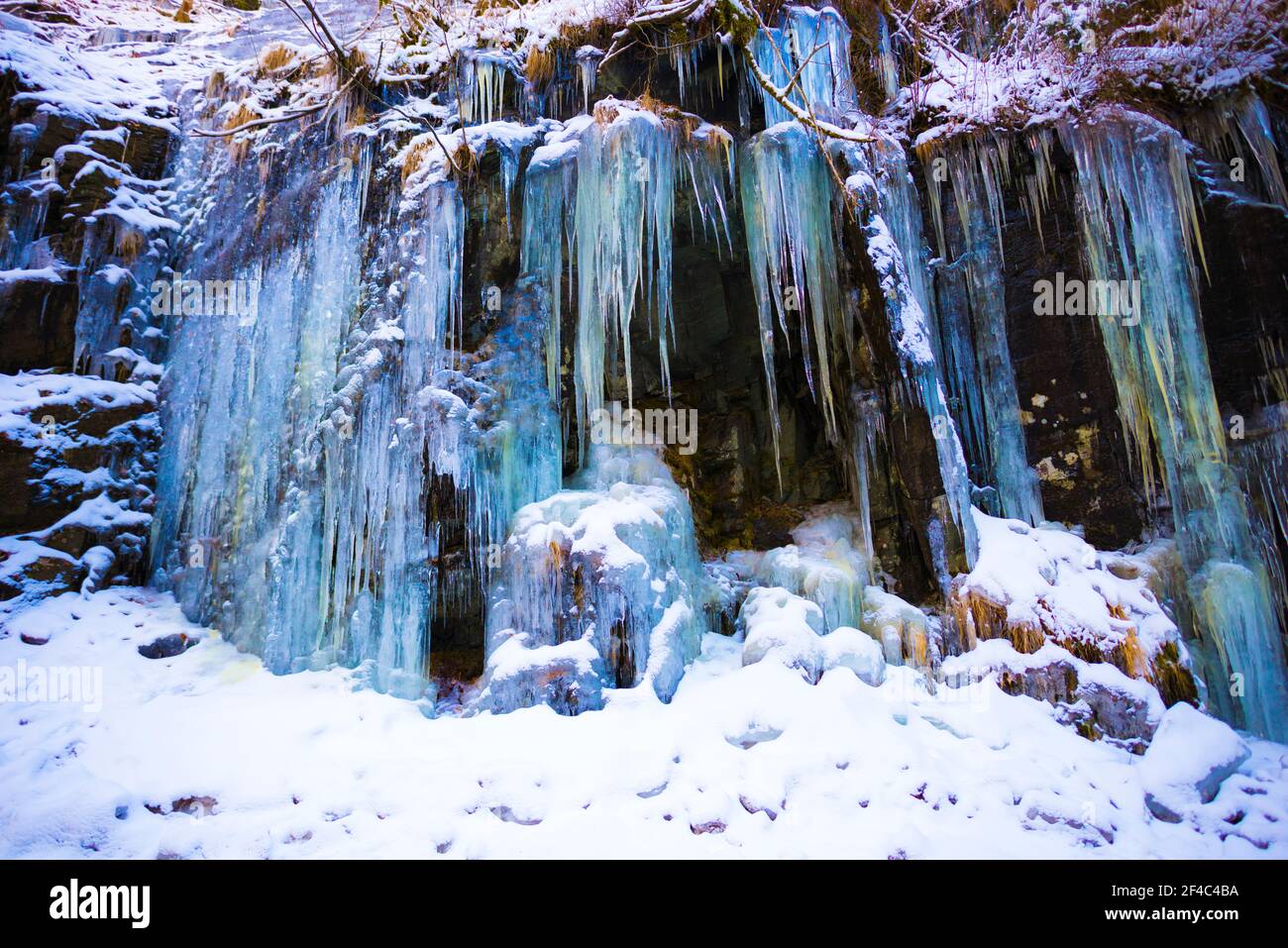Winter frozen icicles Stock Photo - Alamy