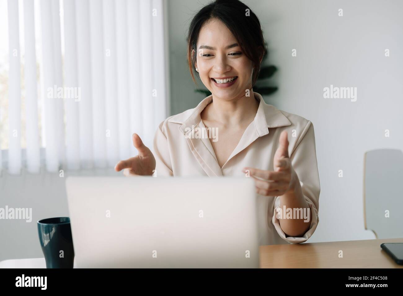 Zoom meeting woman hi-res stock photography and images - Alamy