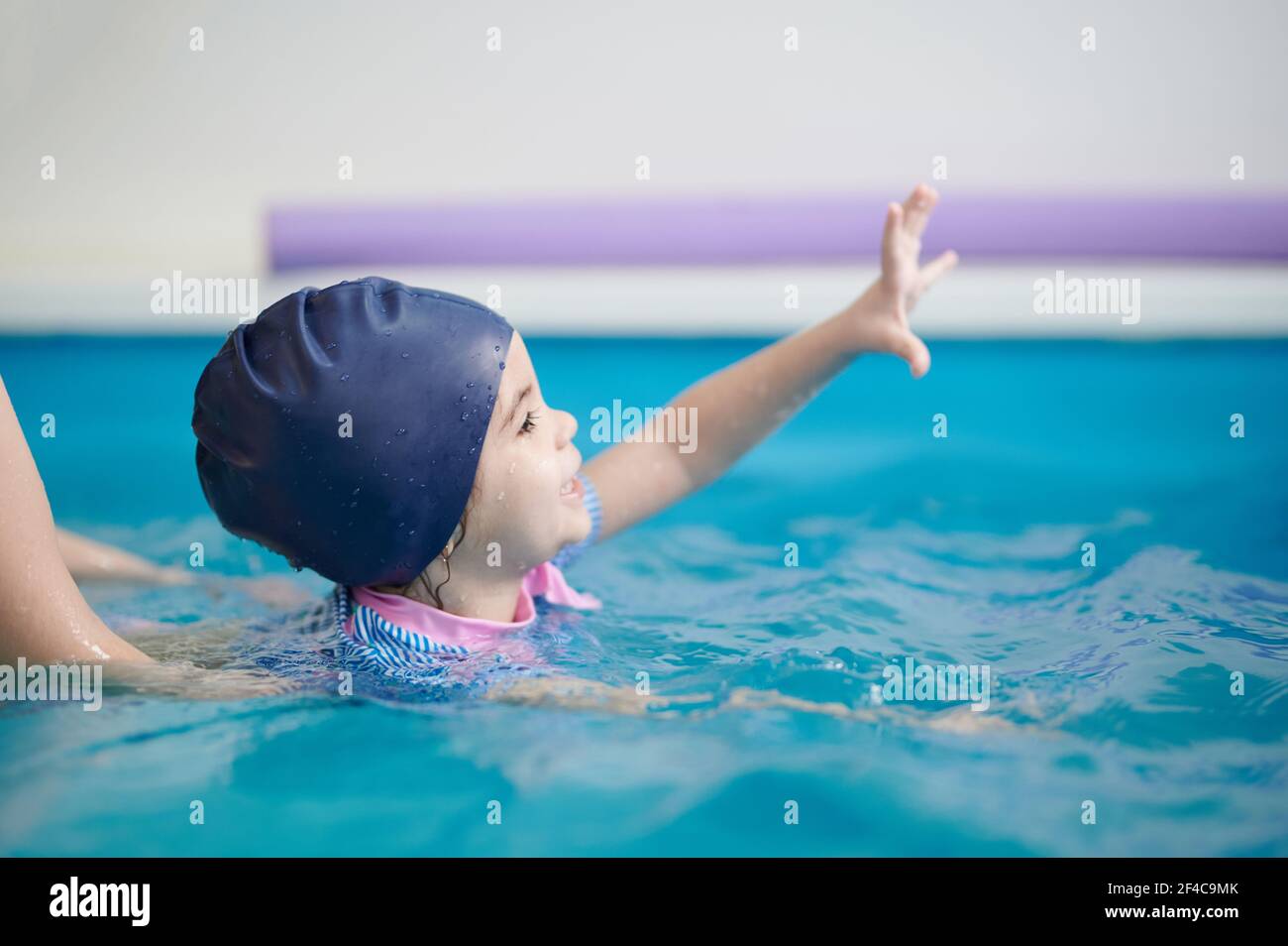 Kids learning to swim hi-res stock photography and images - Alamy