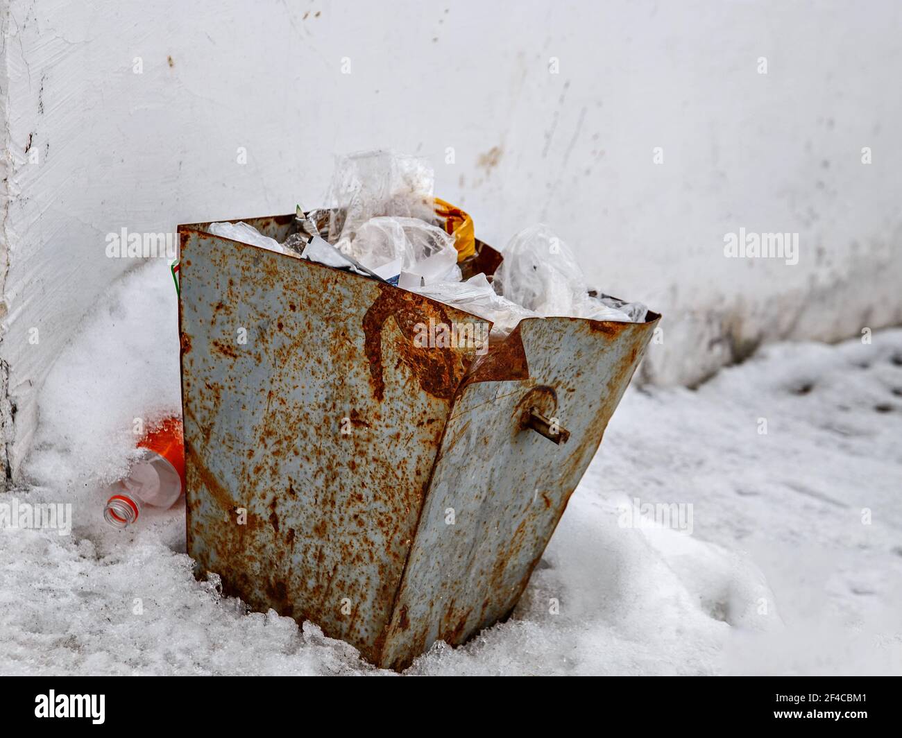 Scattered garbage hi-res stock photography and images - Alamy