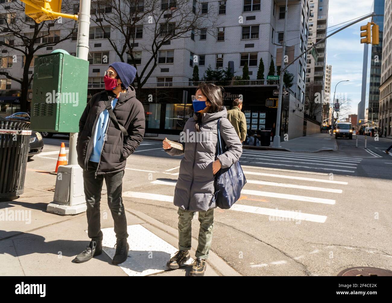 Masked pedestrians usa hi-res stock photography and images - Alamy