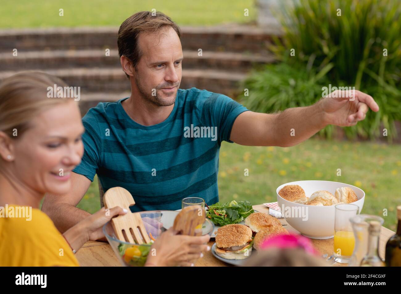 Eating meal family table hi-res stock photography and images - Alamy