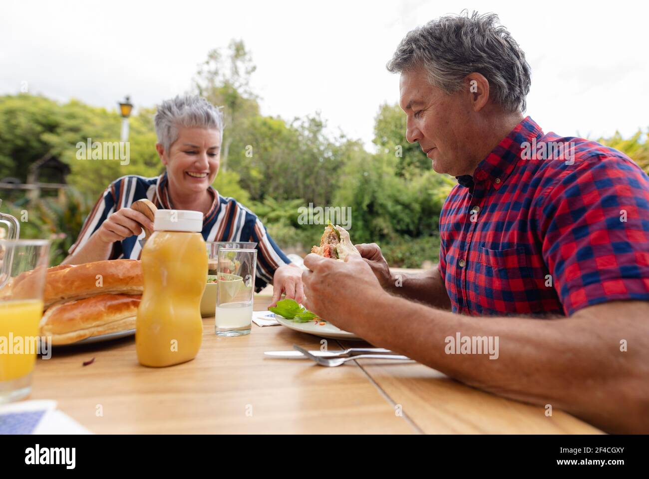 Husband and wife eating dinner hi-res stock photography and images - Alamy