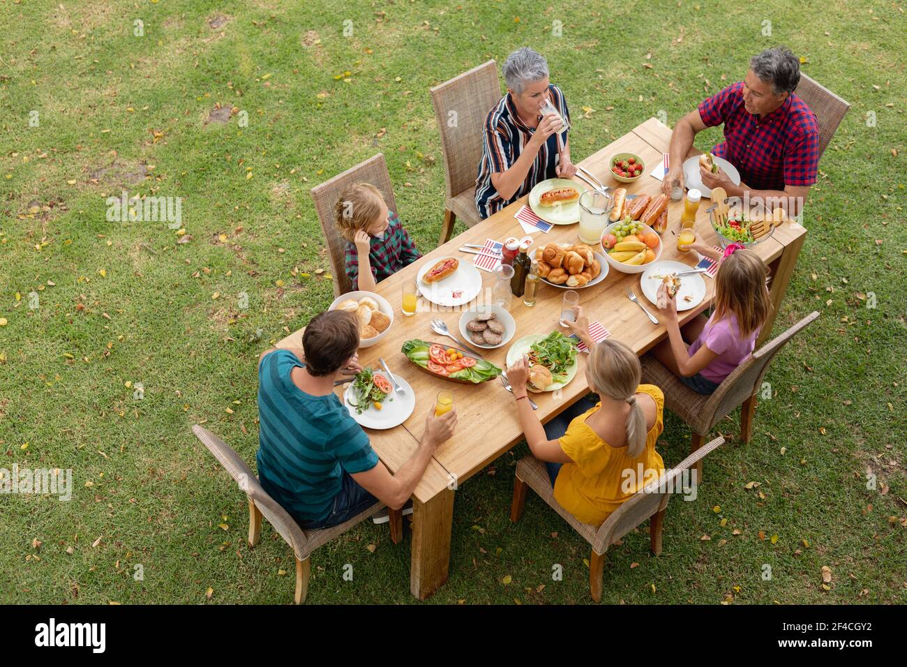 Three generation family at table hi-res stock photography and images ...
