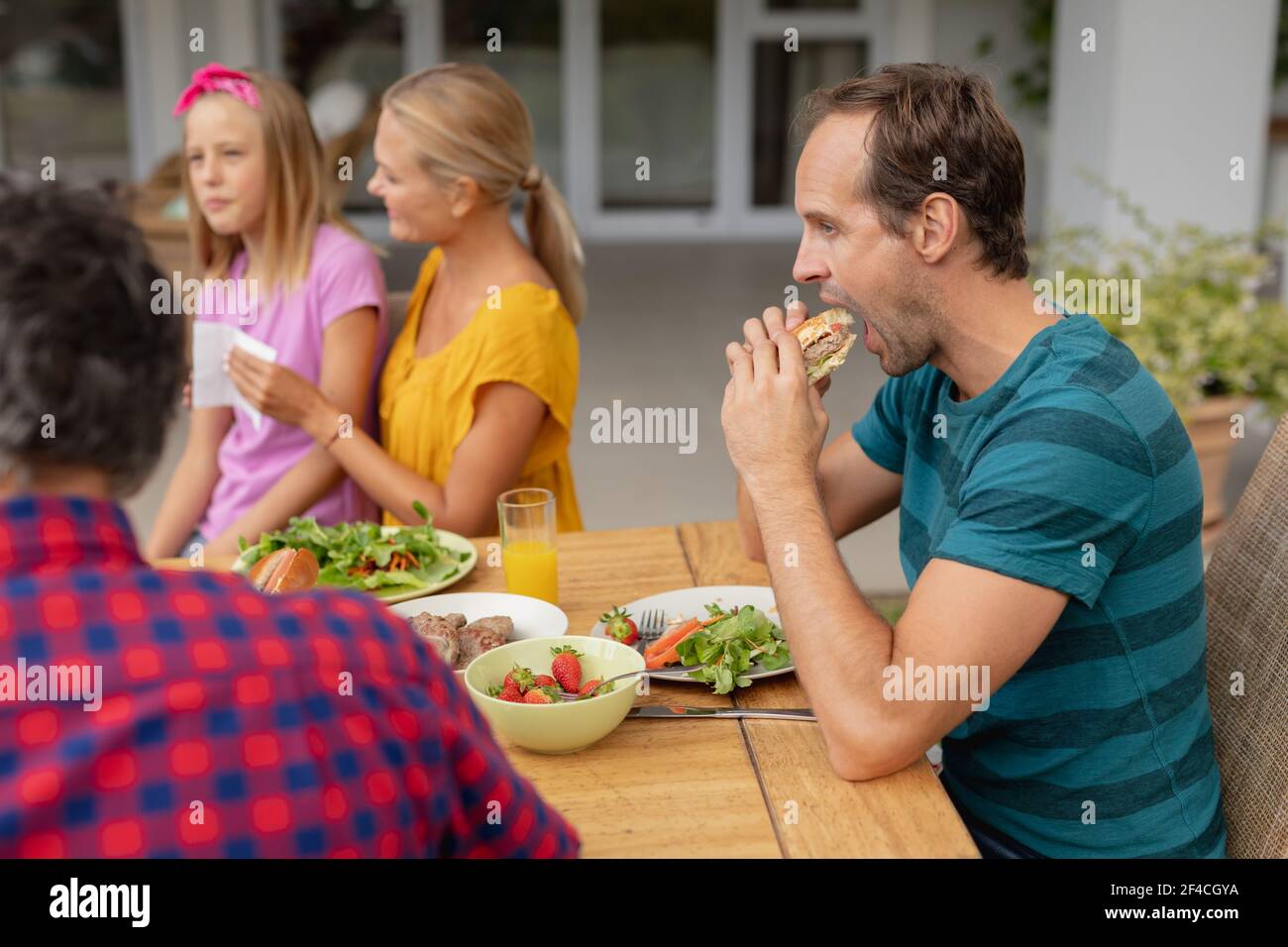 Family table dinner people eating meat hi-res stock photography and ...