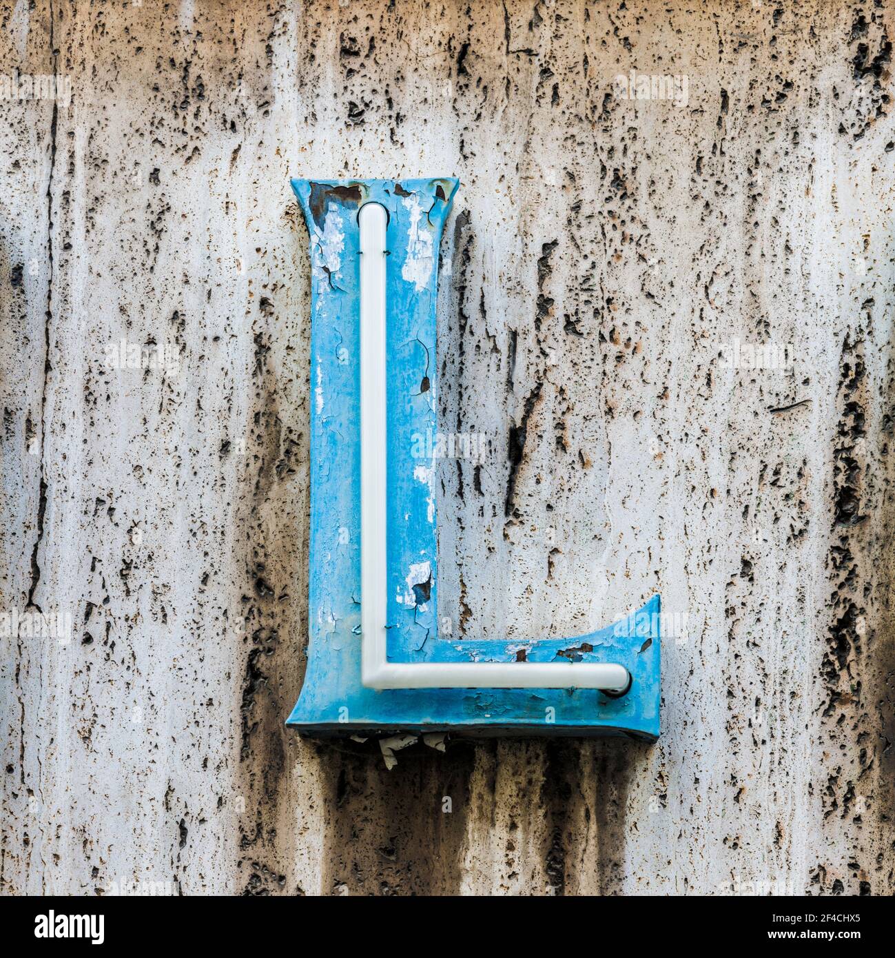 Old neon letter L in turquoise colour Stock Photo - Alamy