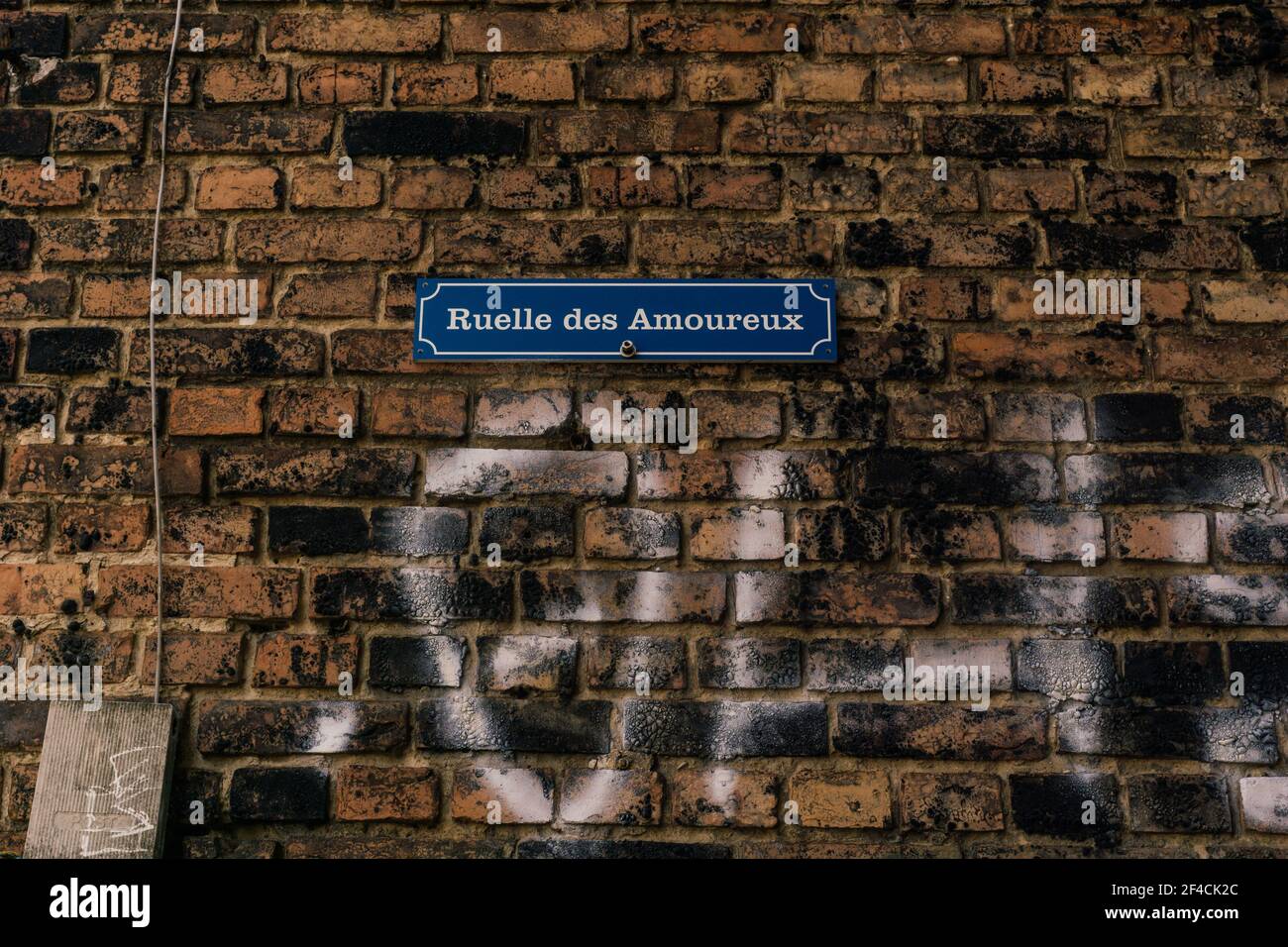 Graffiti dark alley hi-res stock photography and images - Alamy