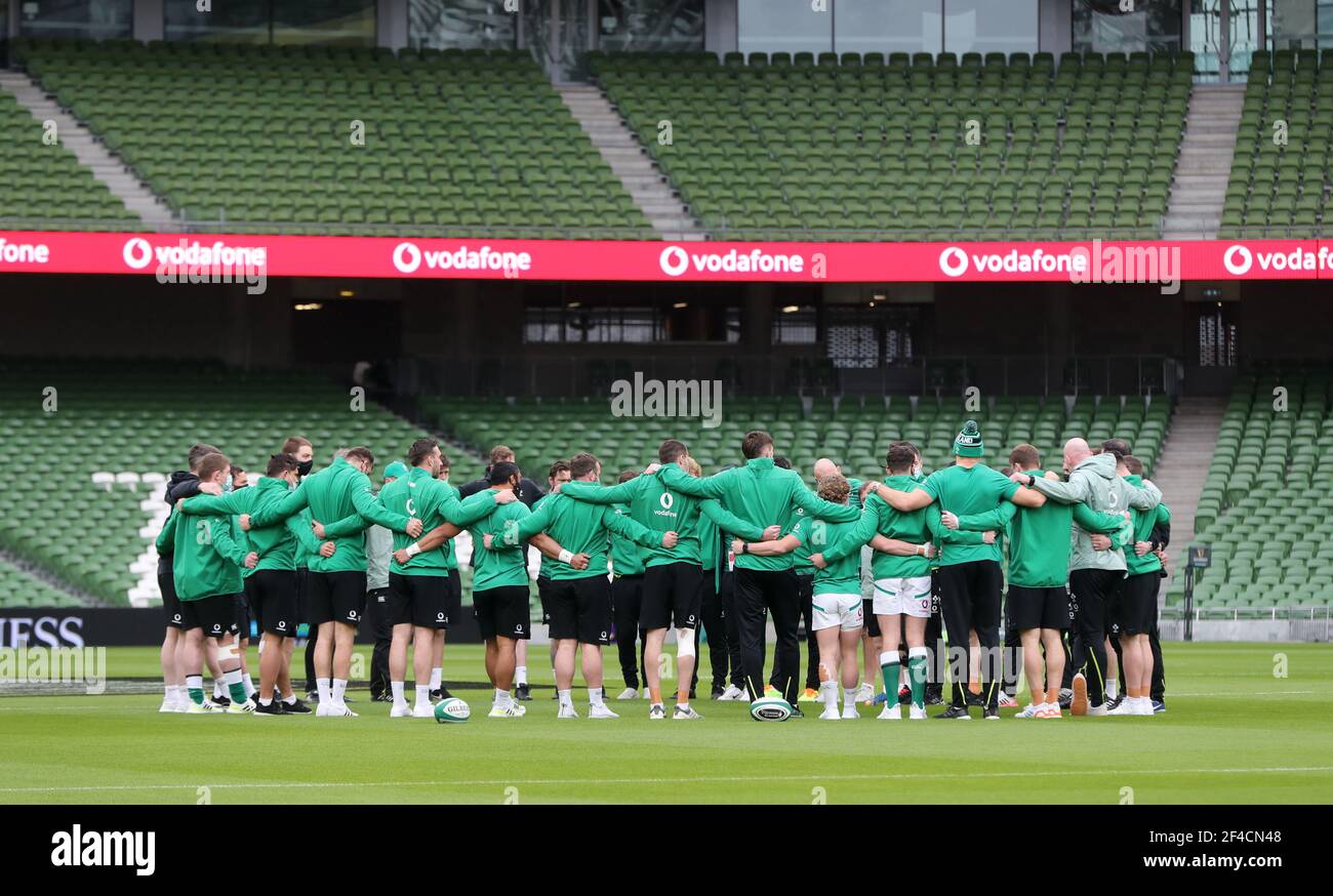 England rugby team in a huddle hi-res stock photography and images - Alamy