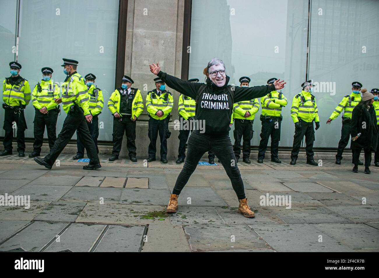 Microsoft founder bill gates poses hi-res stock photography and images ...