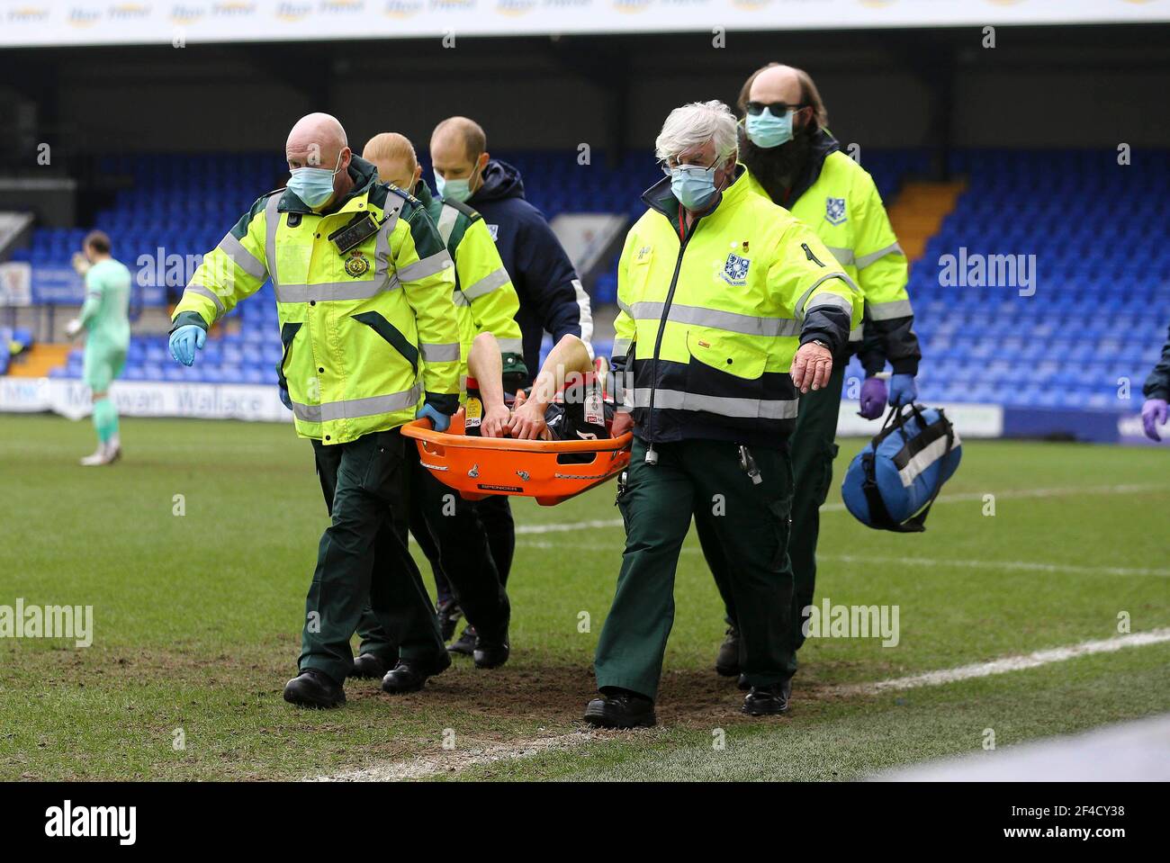 English league soccer football stretcher hi-res stock photography and ...