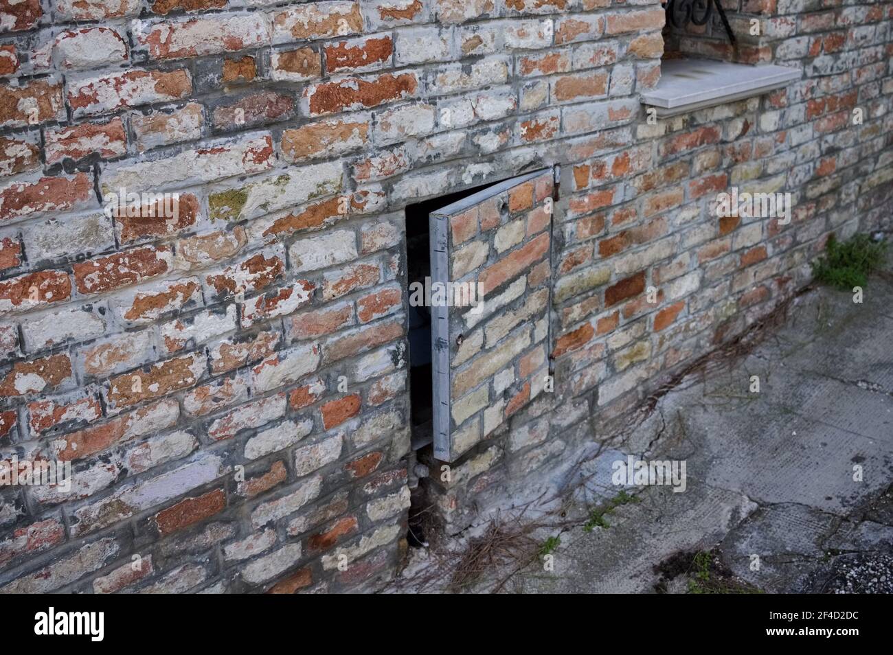 Rough opening for a window hi-res stock photography and images - Alamy
