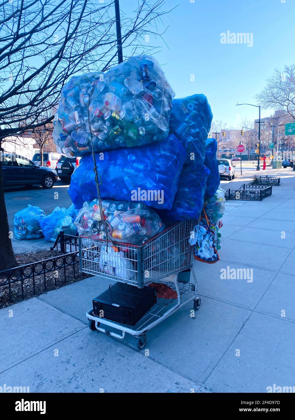 Neighborhood shopping cart hi-res stock photography and images - Alamy