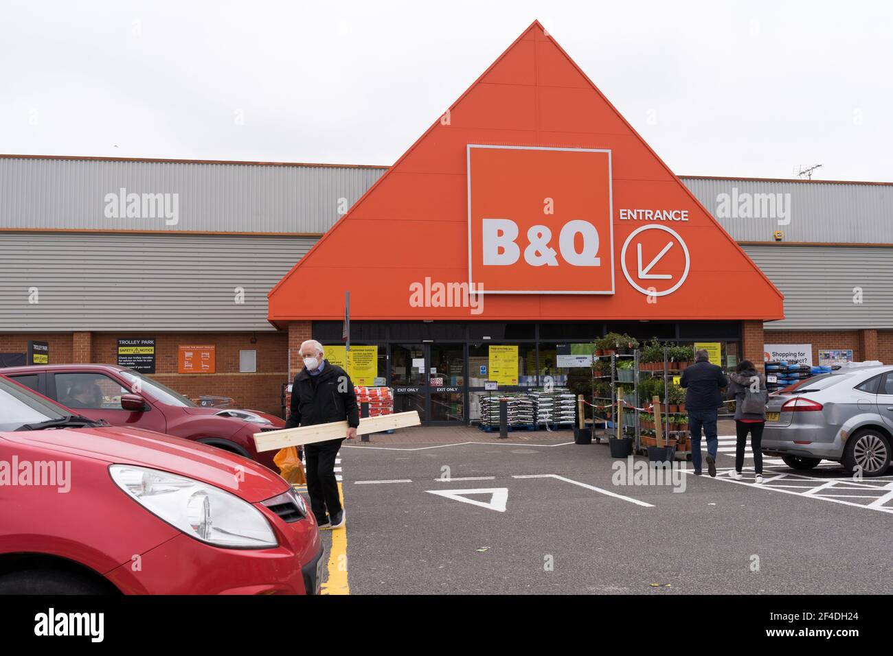 Shoppers loading their cars with shopping outside B&Q DIY store ...