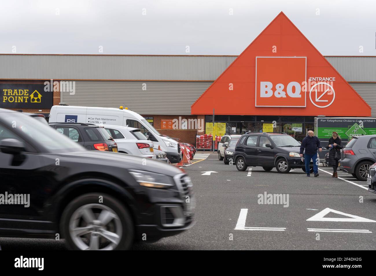 Shoppers loading their cars with shopping outside B&Q DIY store ...