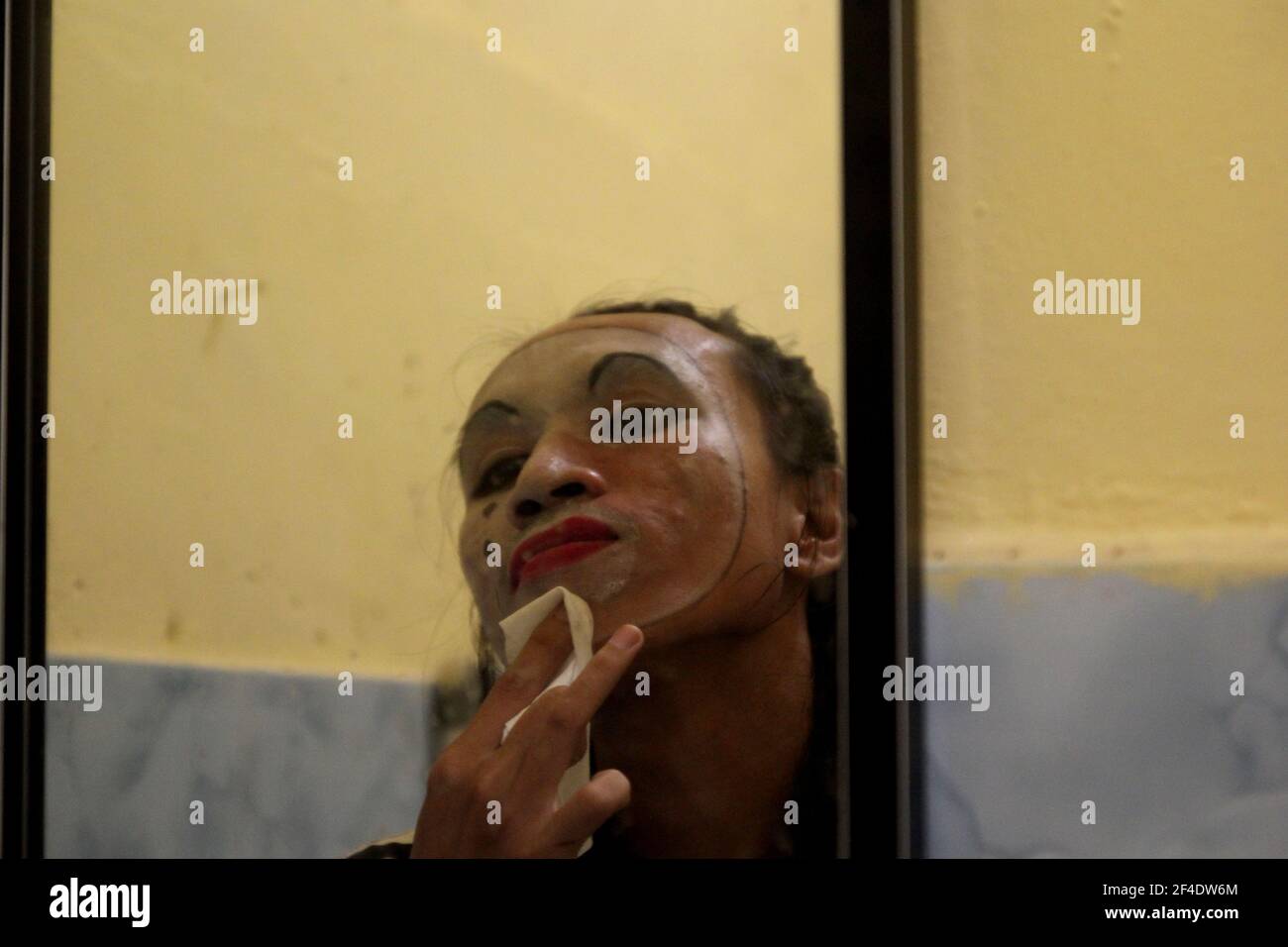 Palembang, Indonesia. 20th Mar, 2021. Pantomime player clean face after ...