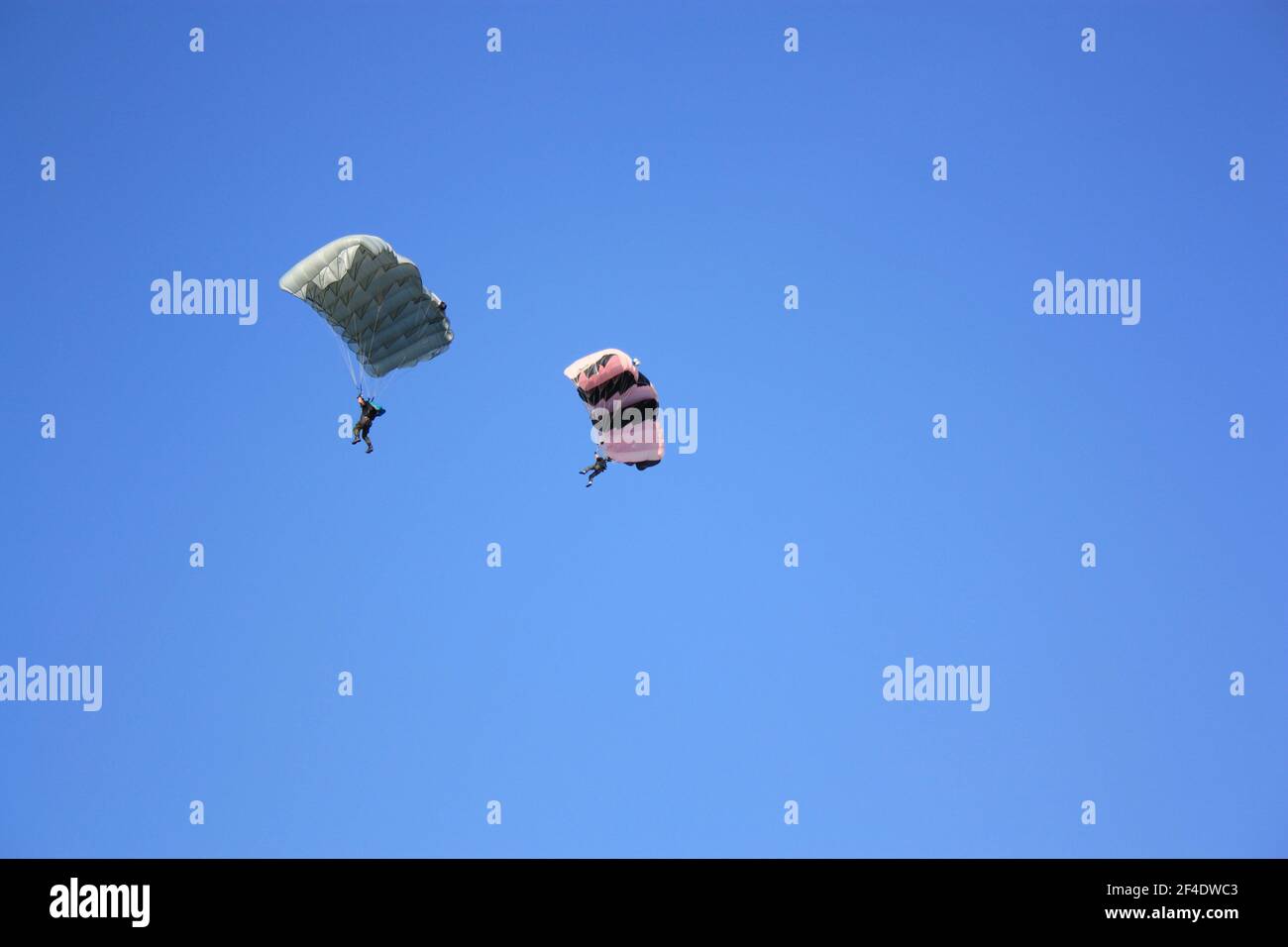 Two people parasailing hi-res stock photography and images - Alamy