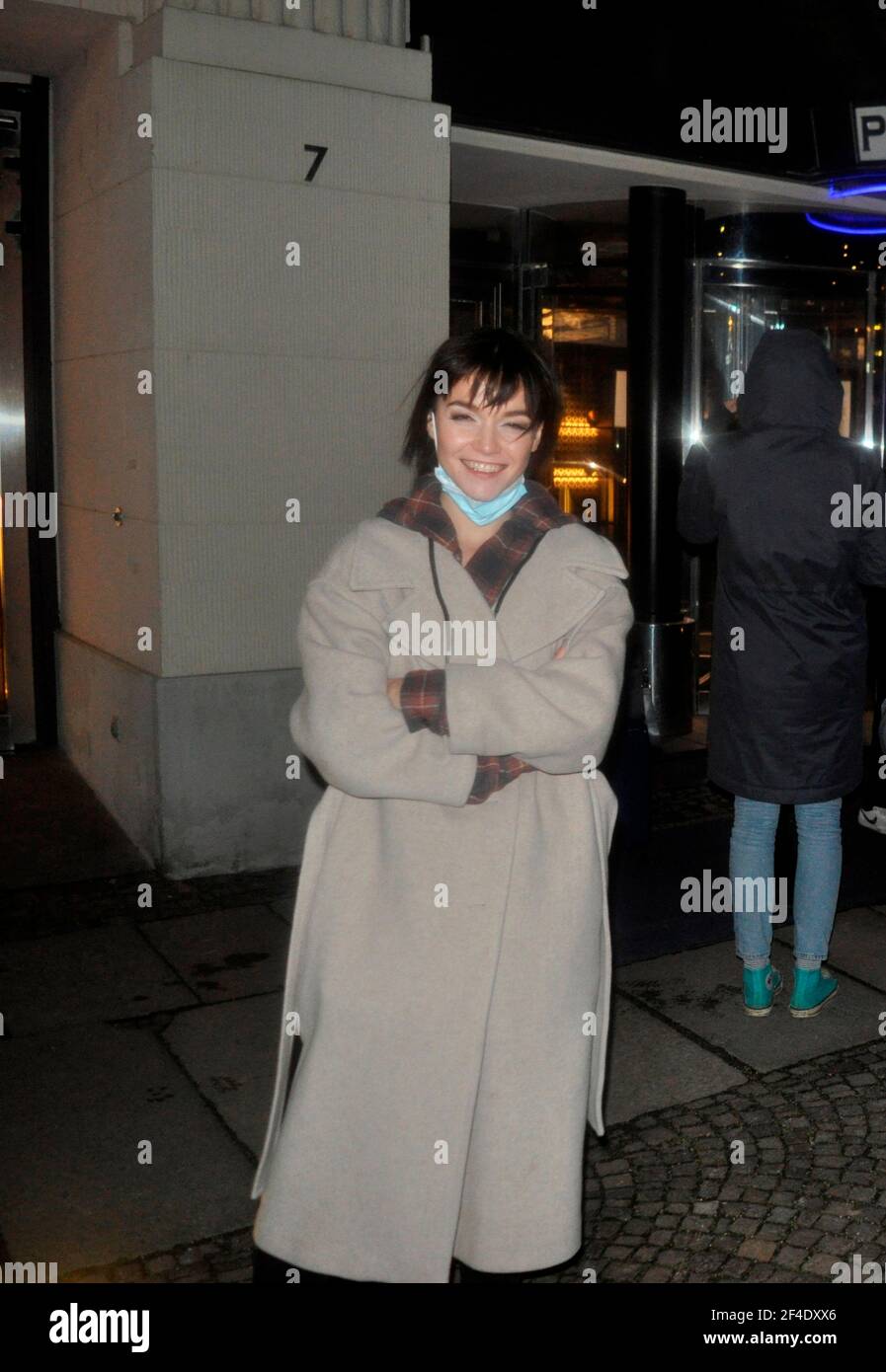 Singer-Songwriterin Lotte bei der Ankunft zur Kika Live-Sendung ...