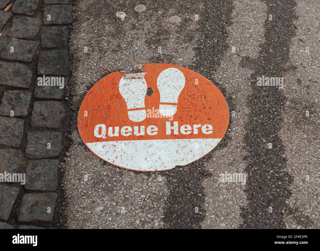 Queue this way sign hi-res stock photography and images - Alamy