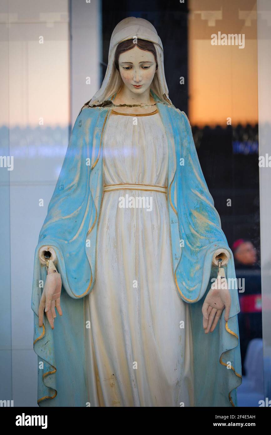 Erbil, Iraq. The statue of the Virgin Mary that was vandalized by Daesh ...
