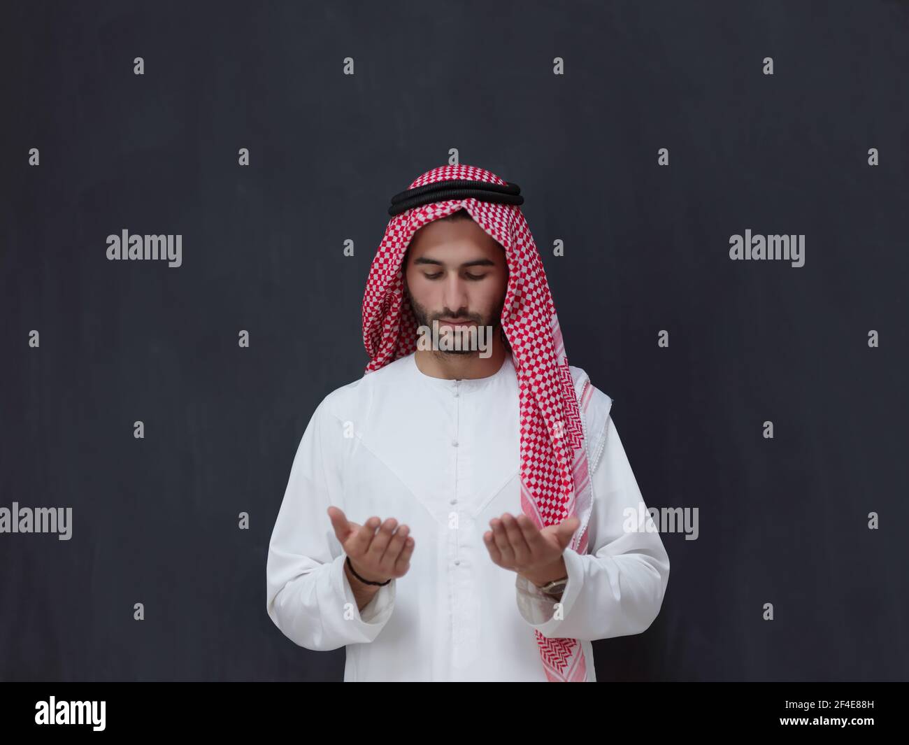 Arab man in traditional clothes praying to God or making dua Stock ...