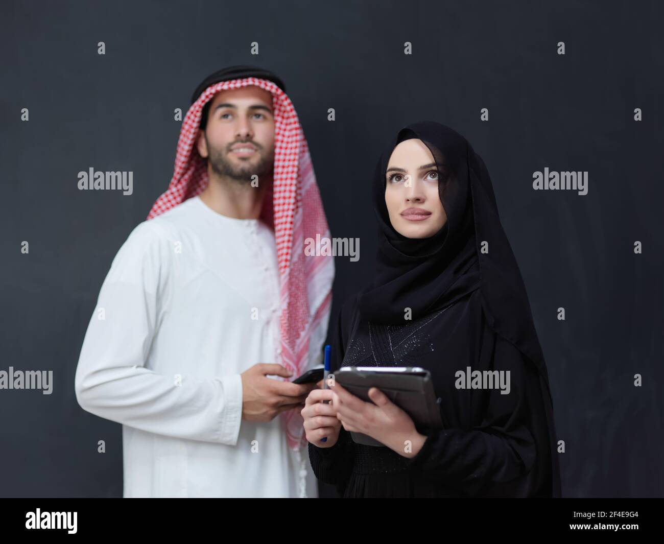 Young arabs and technology hi-res stock photography and images - Alamy