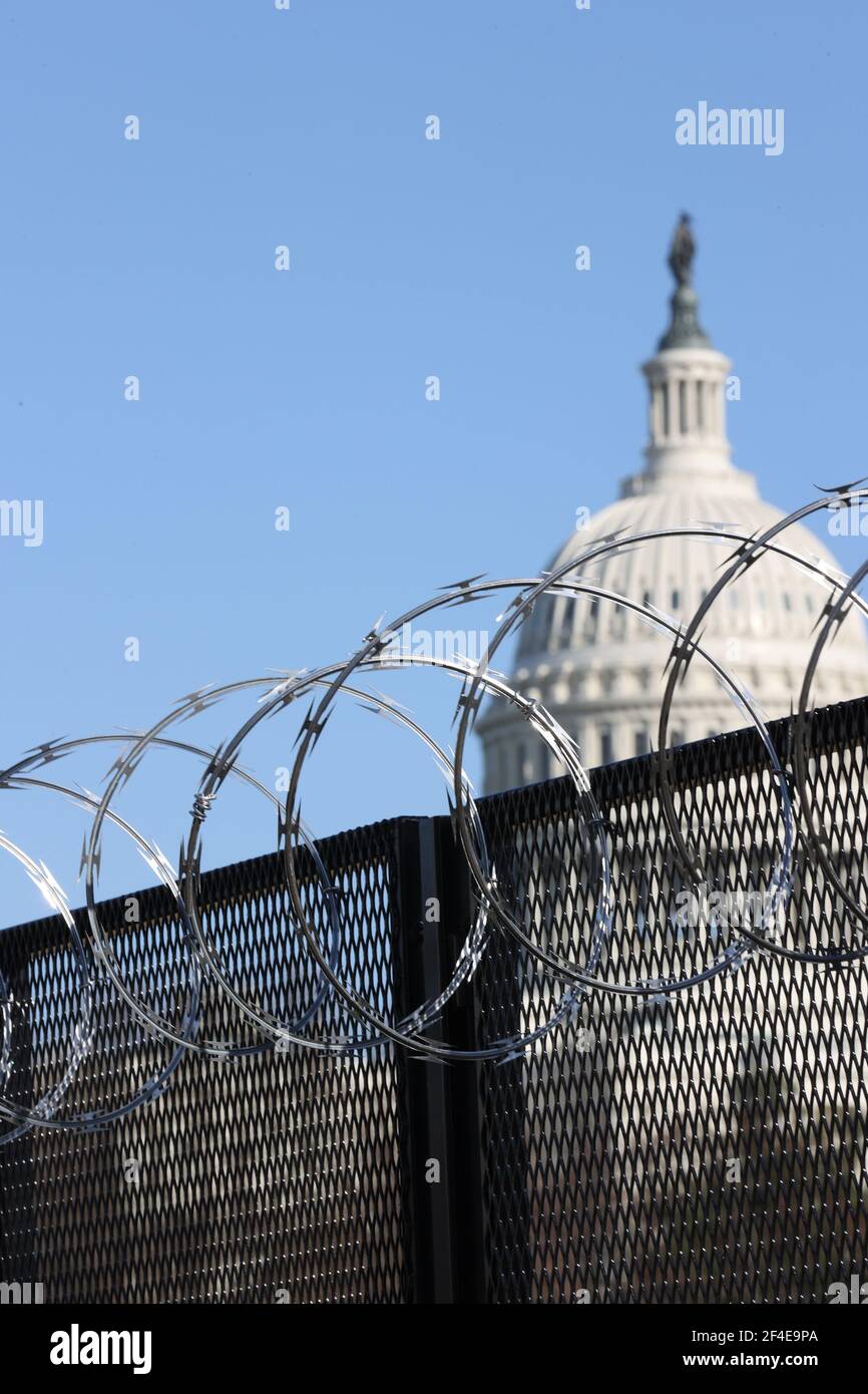 Razor wire at us capitol hi-res stock photography and images - Alamy